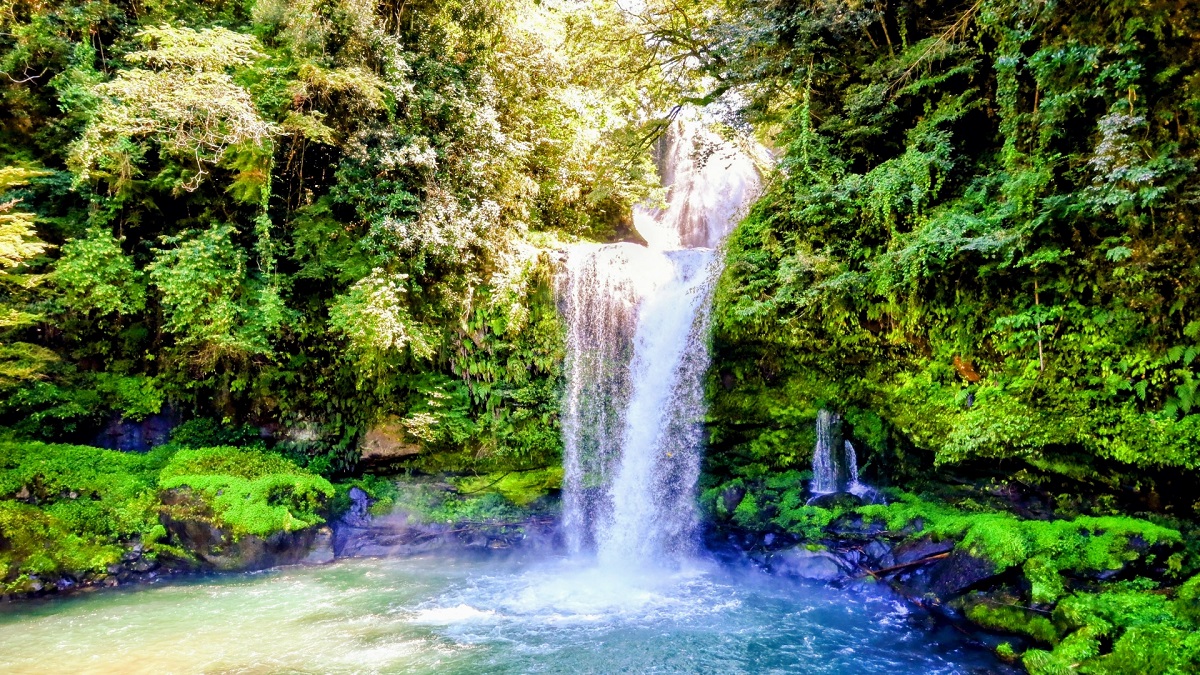 Jion Falls: Spectacular scenery that colors the three Amase waterfalls ...