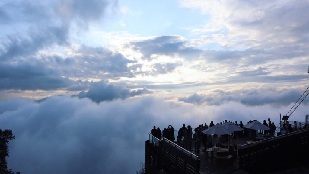 SORA terrace: A fantastic world above the clouds, a sea of clouds, and ...